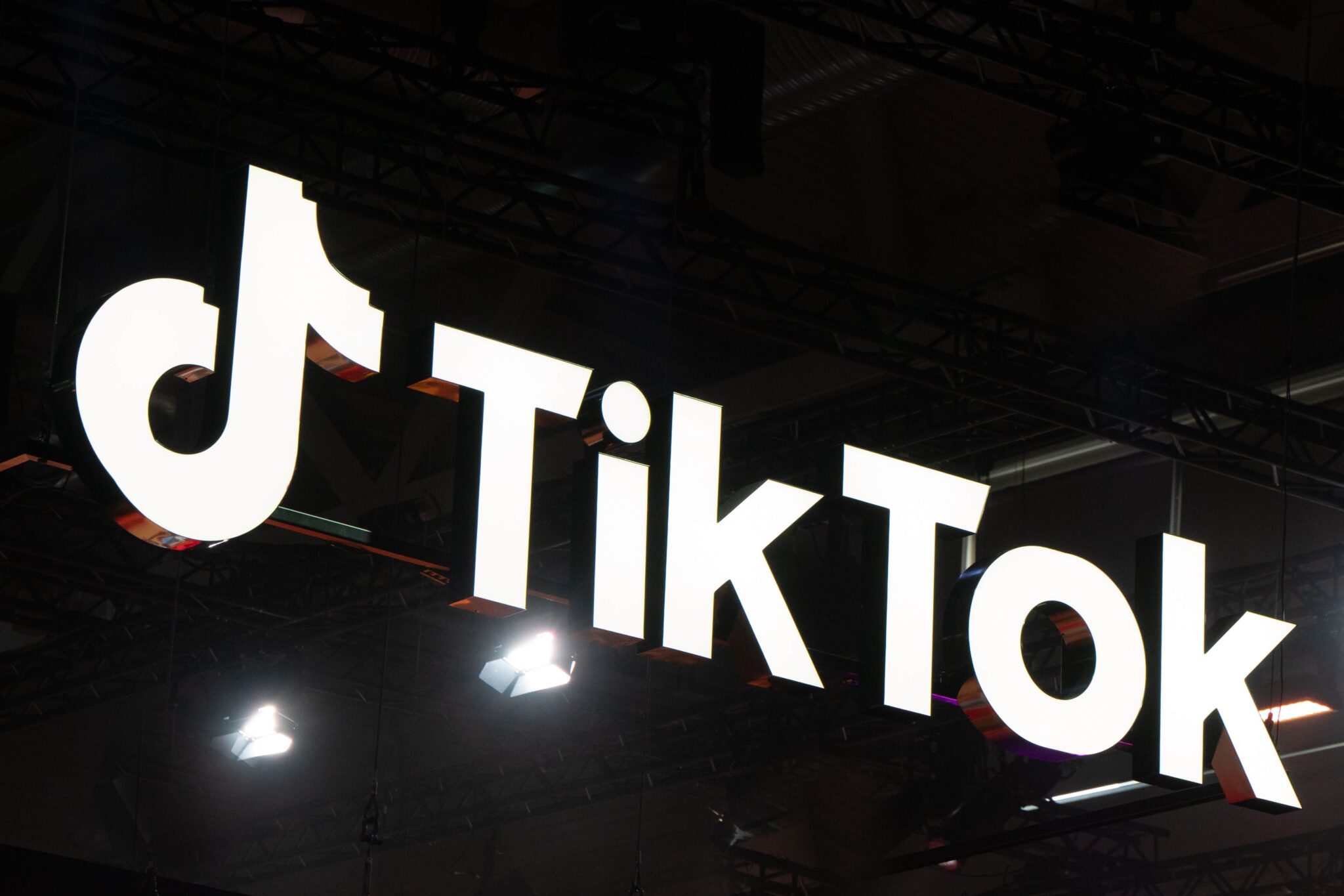 TikTokとは？特徴や機能、使い方も紹介 | SNS-BUZZ